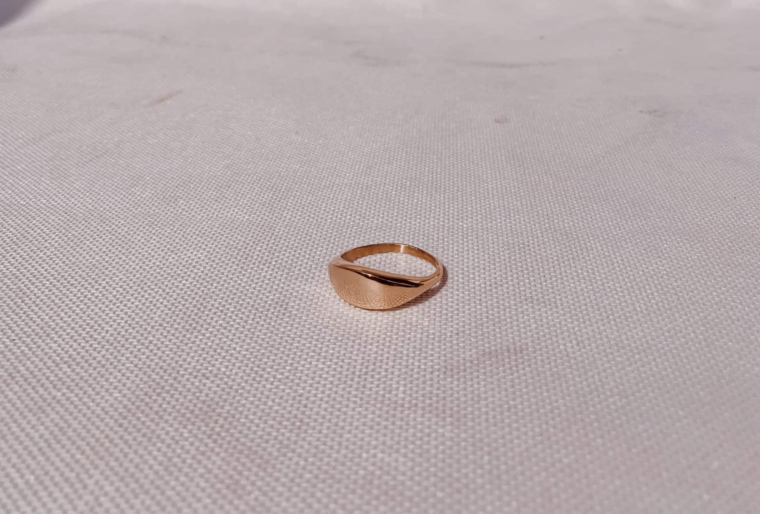 Simple Curve Ring - Estrogine